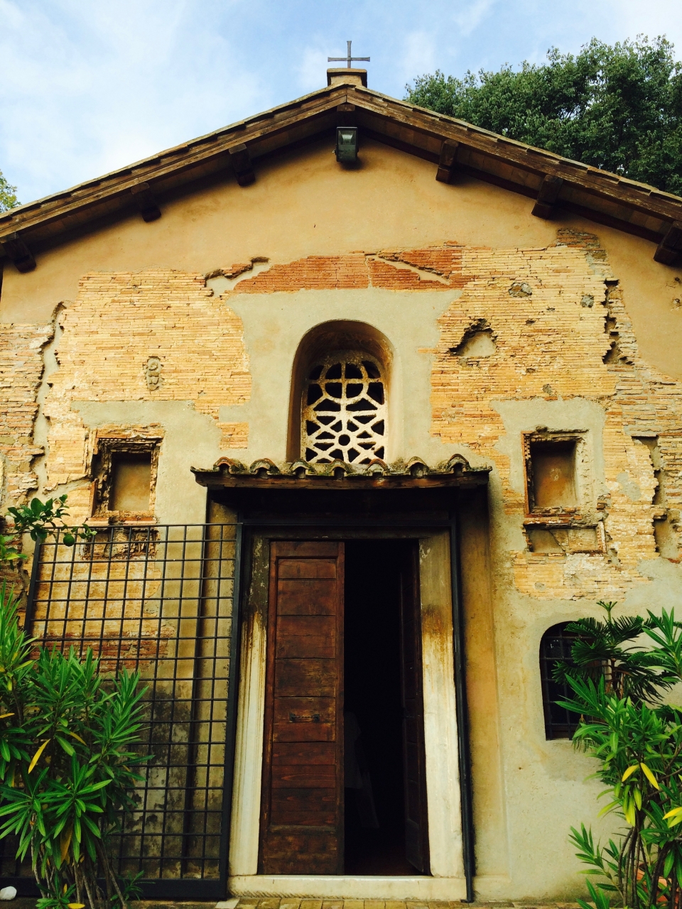 Un angolo di Medioevo a Roma: la Chiesa e il sotterraneo di Santa ...